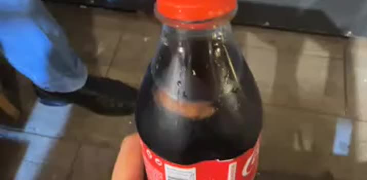 Coca-Cola Dikkat Bunun İçerisindekini Böcek Olduğunu Düşünüyorum ...