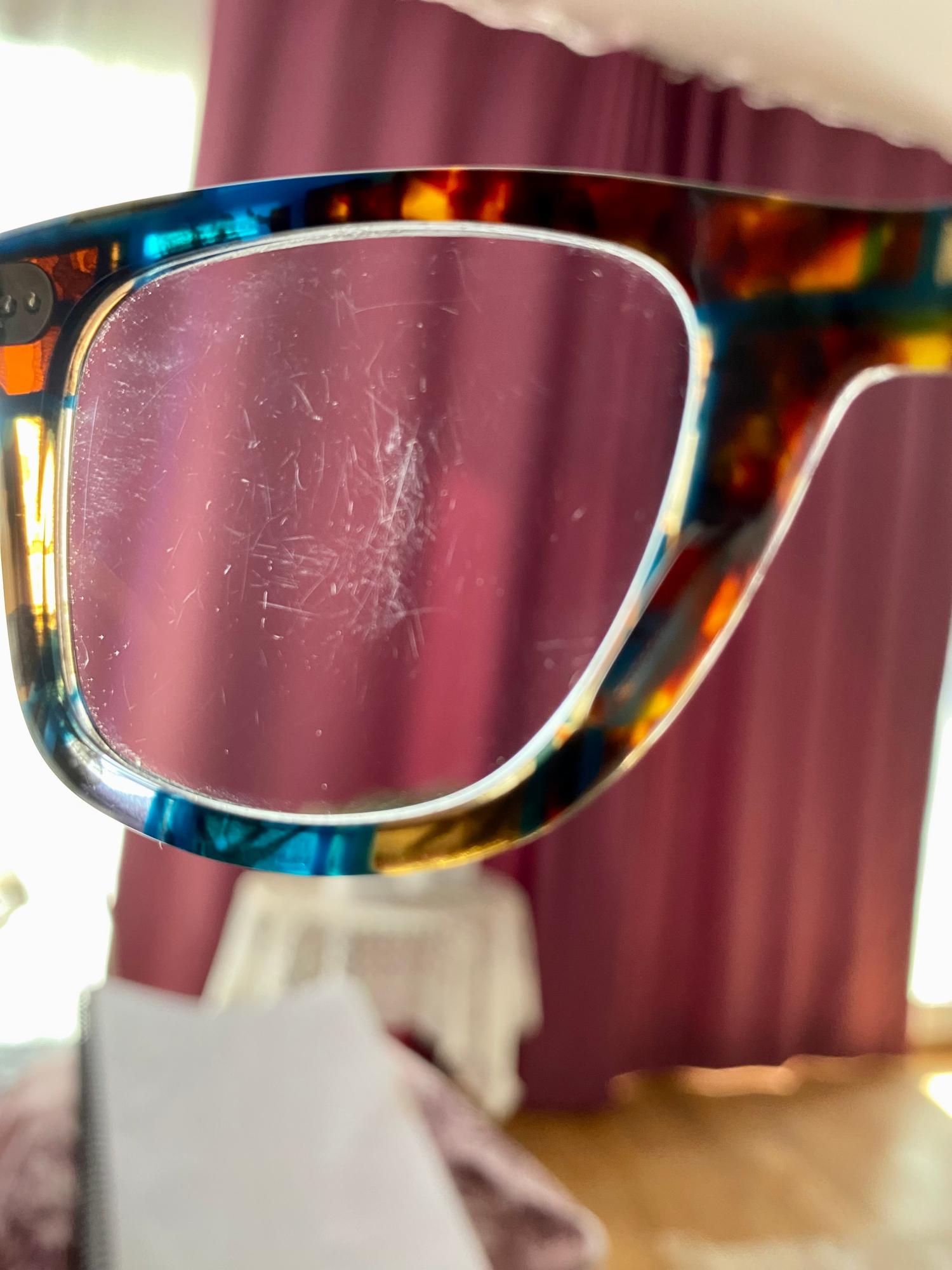 Atasun Optik Çizilmez Denen Gözlük Camları Çizikten Göstermez Halde ...