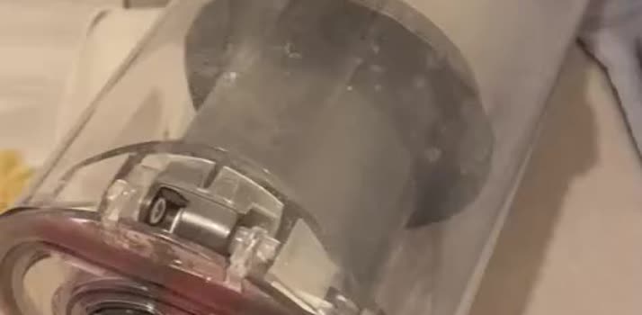 Dyson V15 Fail! Wobbling Pipe, Broken Wheel, Dust Mess! - Xolvie