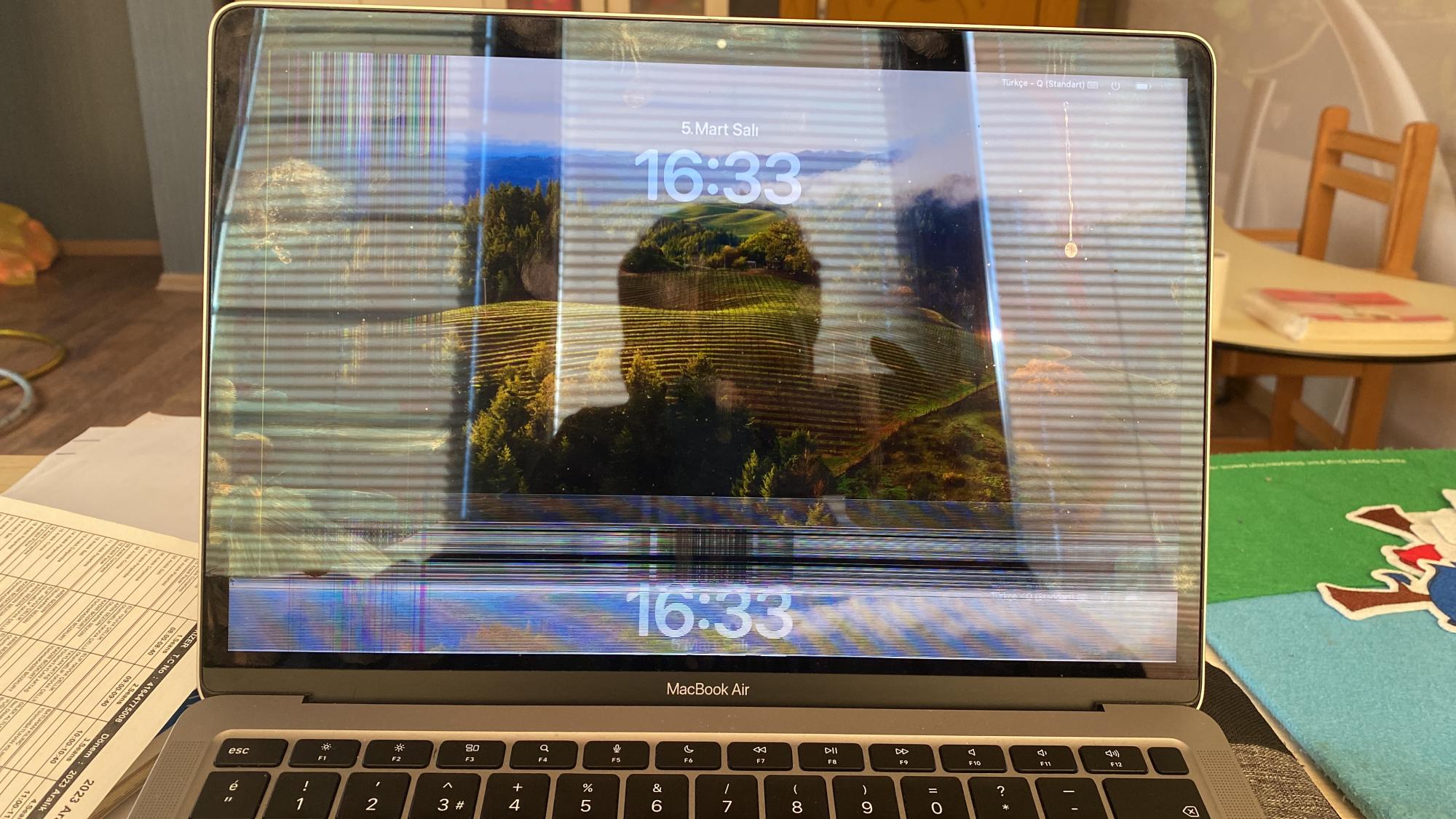 Apple Macbook M1 Air Şarjda İken Ekran Kırılması - Şikayetvar