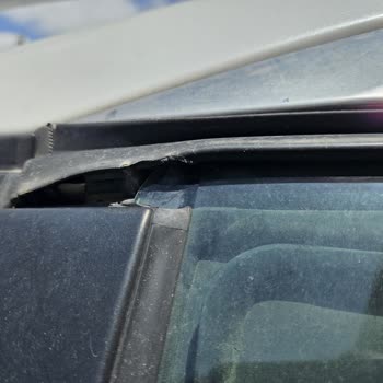 Manufacturing Defect in Rear Door Window Seals Of Peugeot 2008 - Xolvie