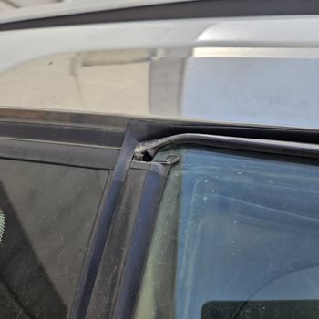 Manufacturing Defect in Rear Door Window Seals Of Peugeot 2008 - Xolvie