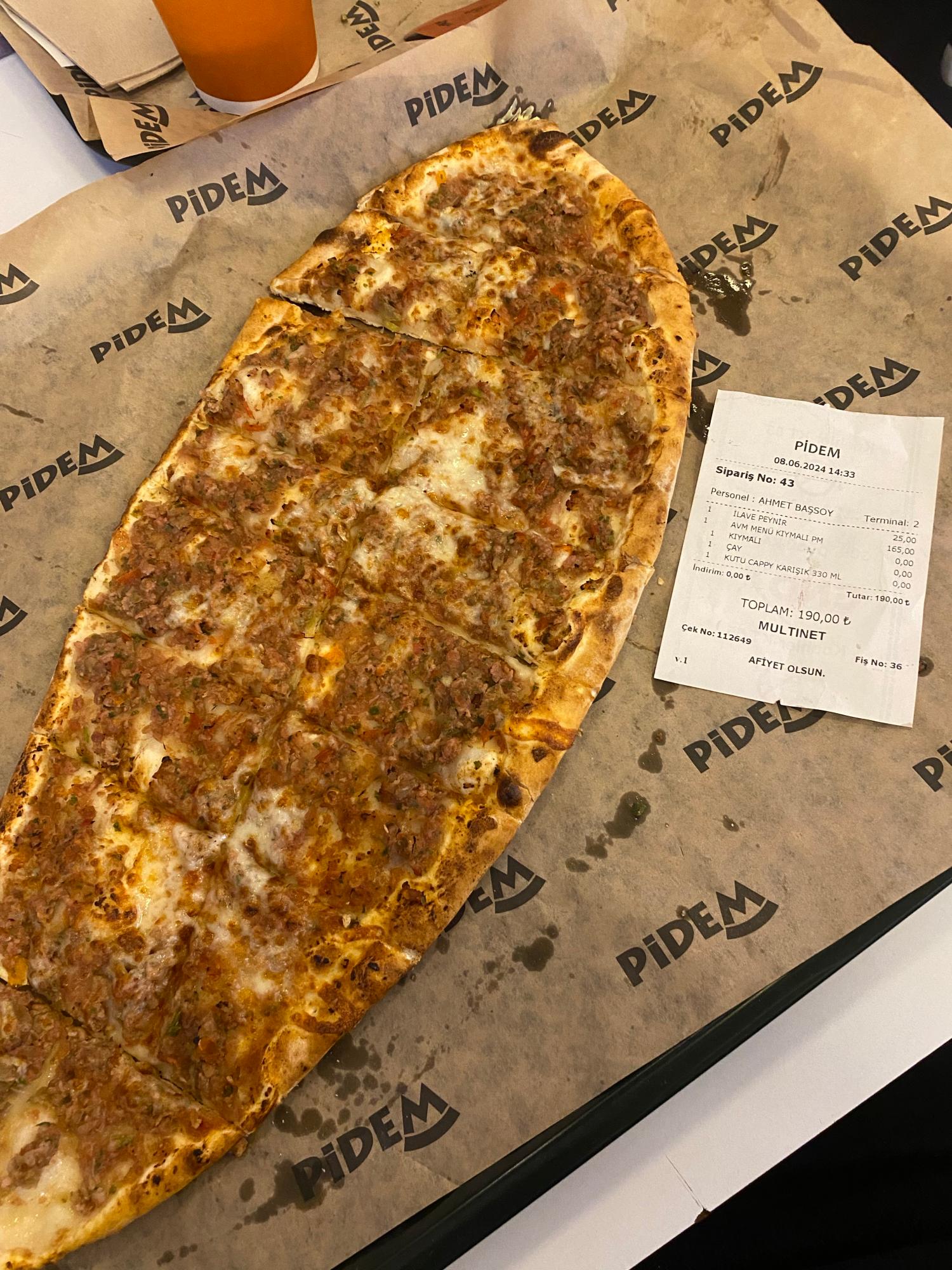 Pidem Restaurant Yanmış Pişmemiş Lahmacun Ve Kıyma Kaşarlı Pidenin ...