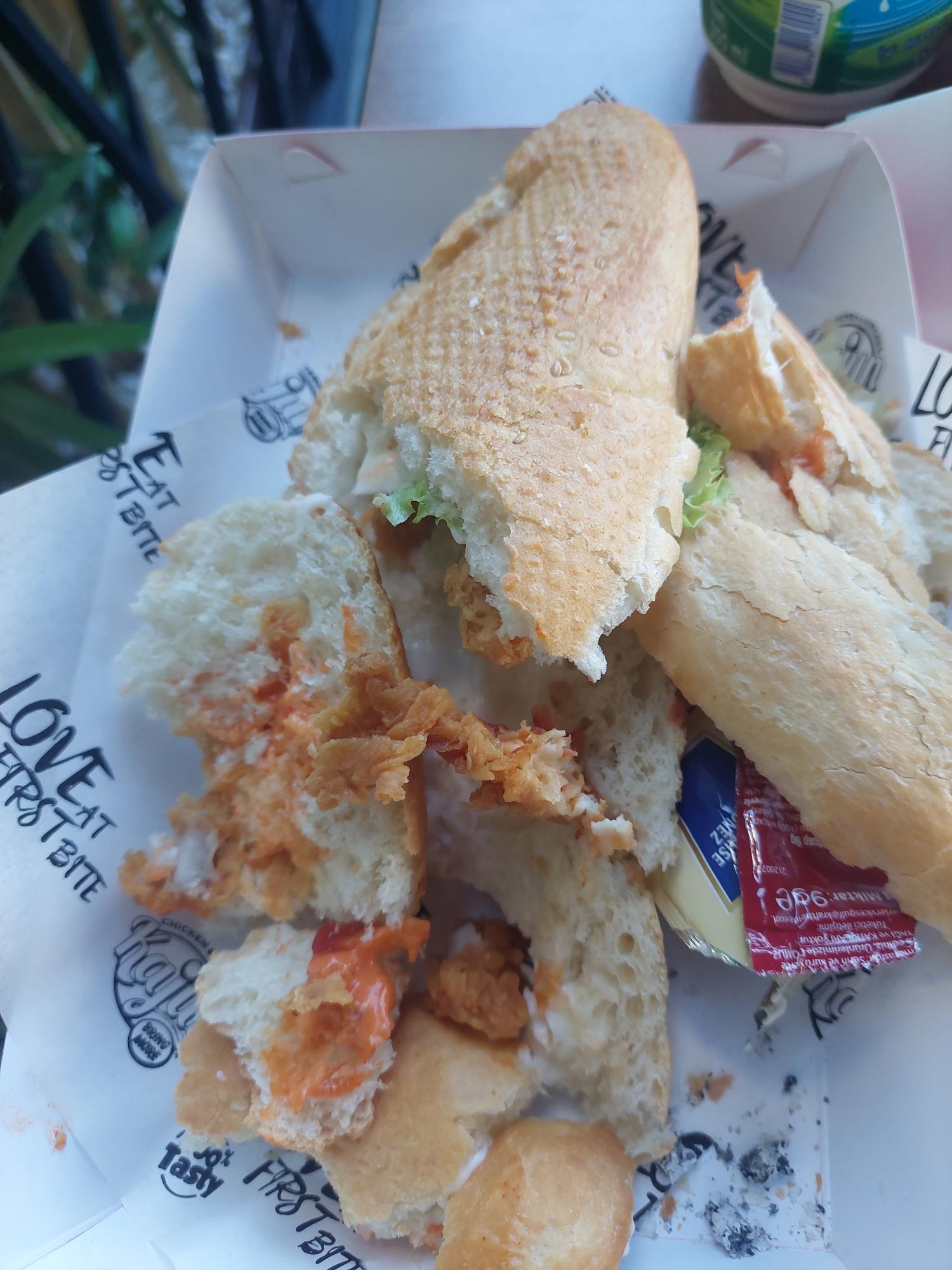 Kajun Restaurant Bayat Ekmek Ve Cajun A Benzemeyen Tavuklu Ekmek ...