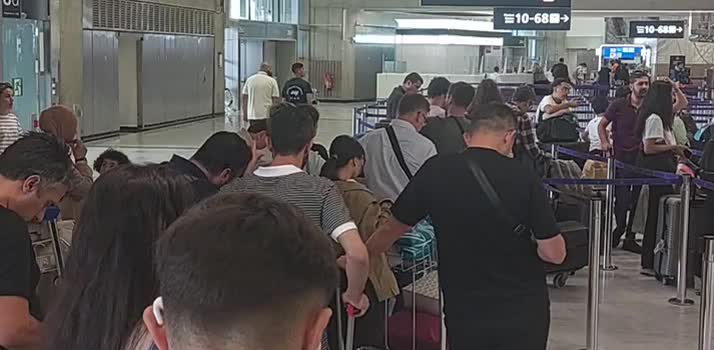 AJet AJet (Anadolu Jet) Check-in Sorunu Ve Kuyruğunda Hiçbir Önlem ...