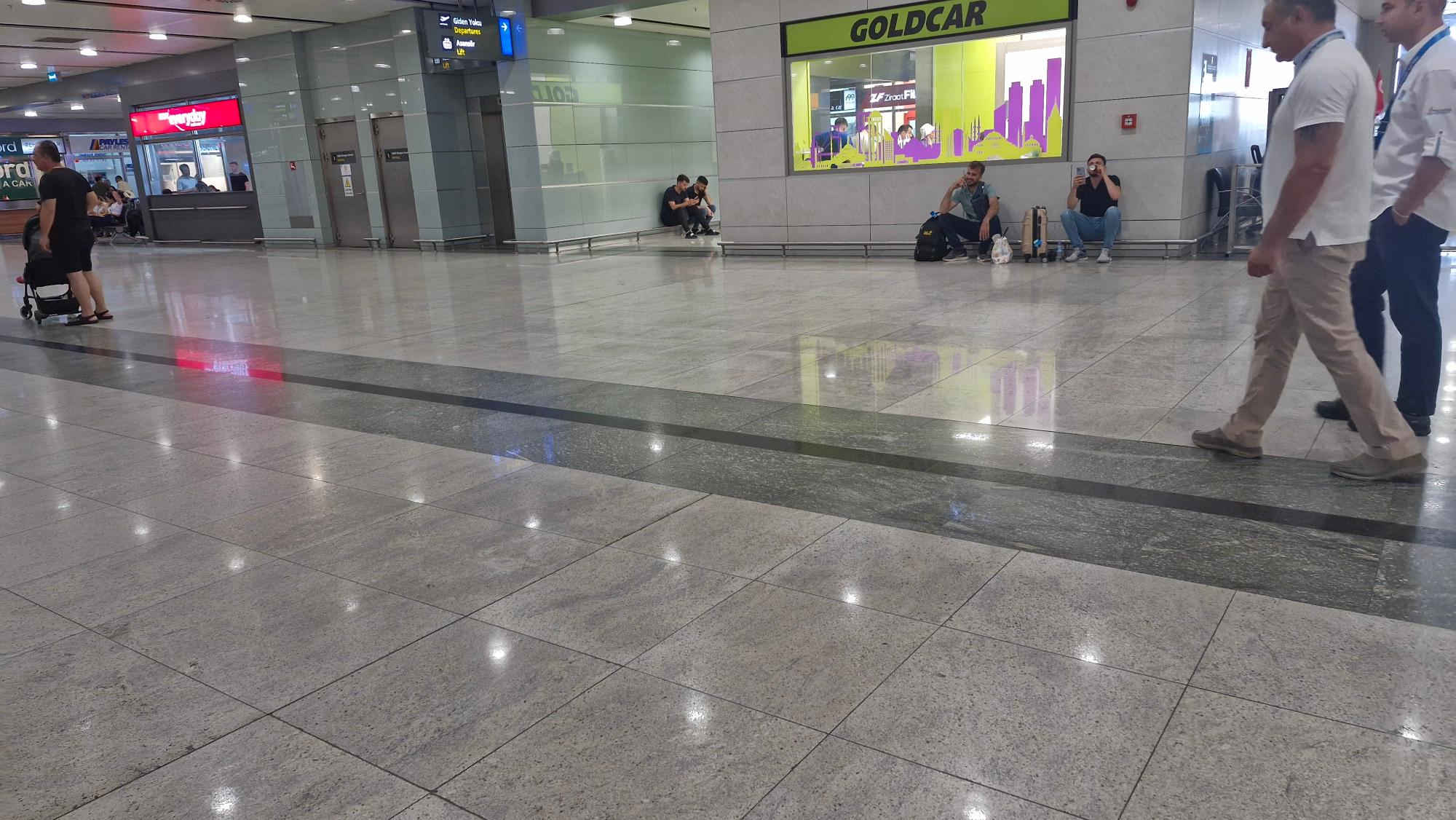 Sabiha Gökçen Havalimanı'nda Yetersiz Oturma Alanları Ve Personel ...