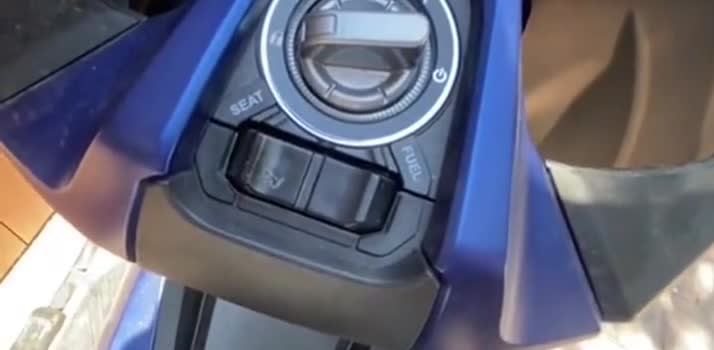 Honda Motosiklet Honda ADV 350 Bagaj Açma Tuşunun Boyası Kalktı Garanti ...