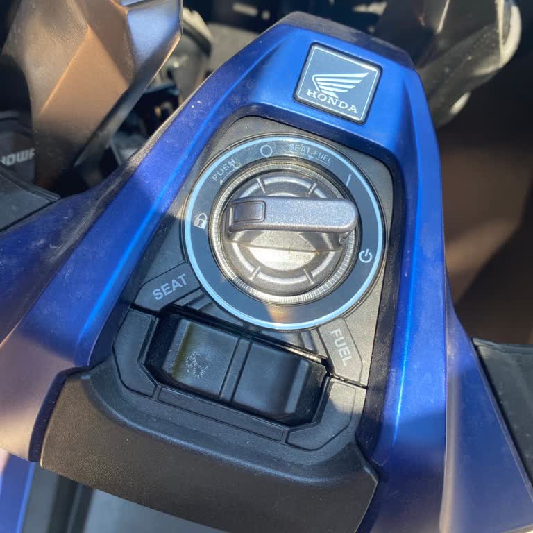 Honda Motosiklet Honda ADV 350 Bagaj Açma Tuşunun Boyası Kalktı Garanti ...