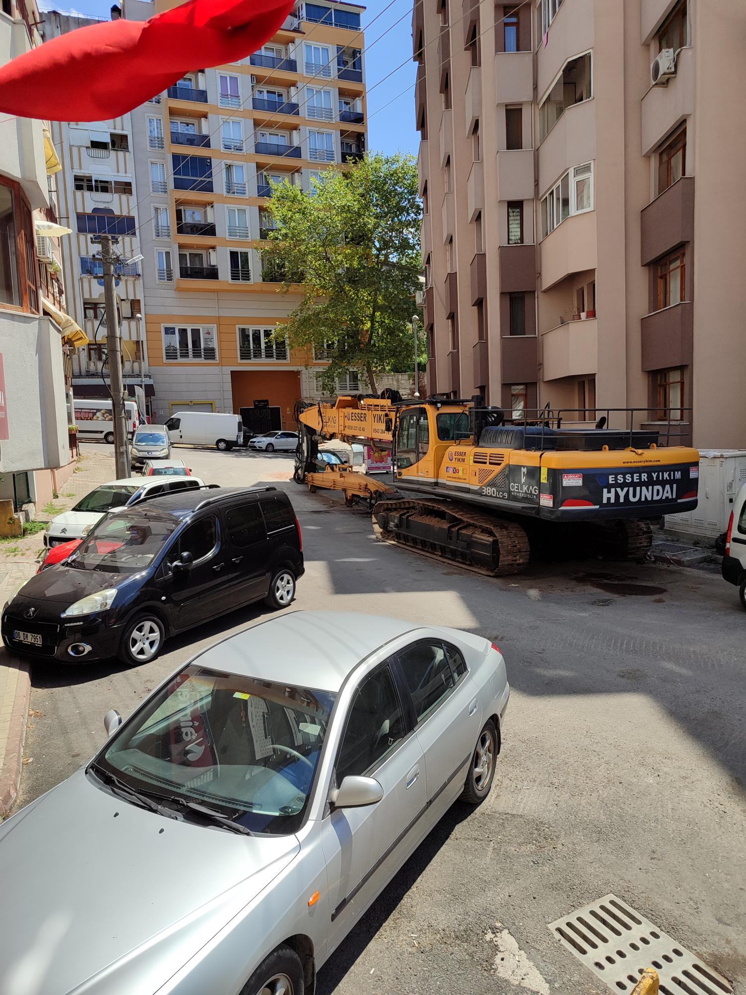 Emniyet Genel Müdürlüğü Yolu Kapatan İş Makinesi! - Şikayetvar