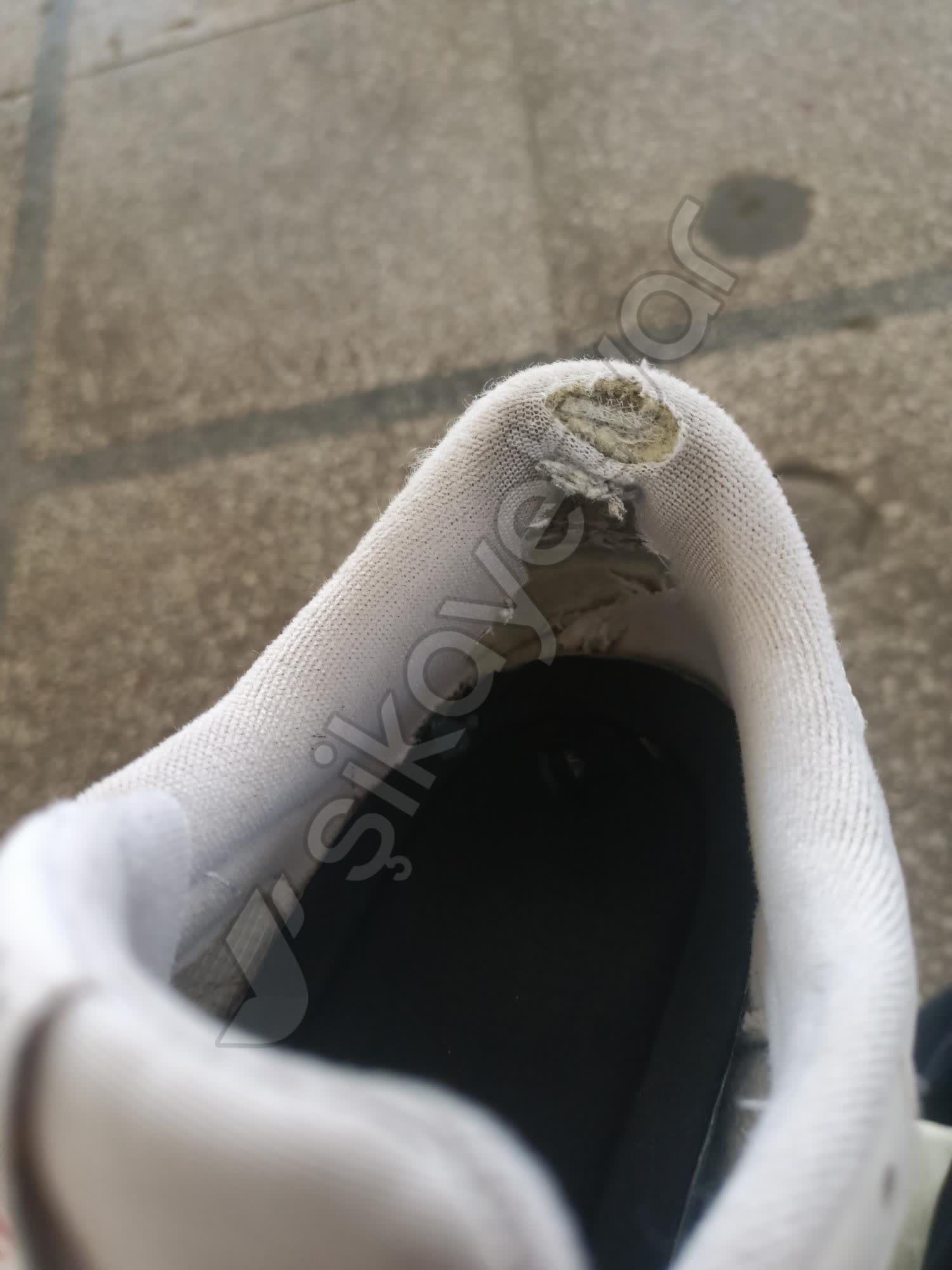 Reebok Shoes' Inner Foam Fell Apart After Only 3 Months of Use - Xolvie