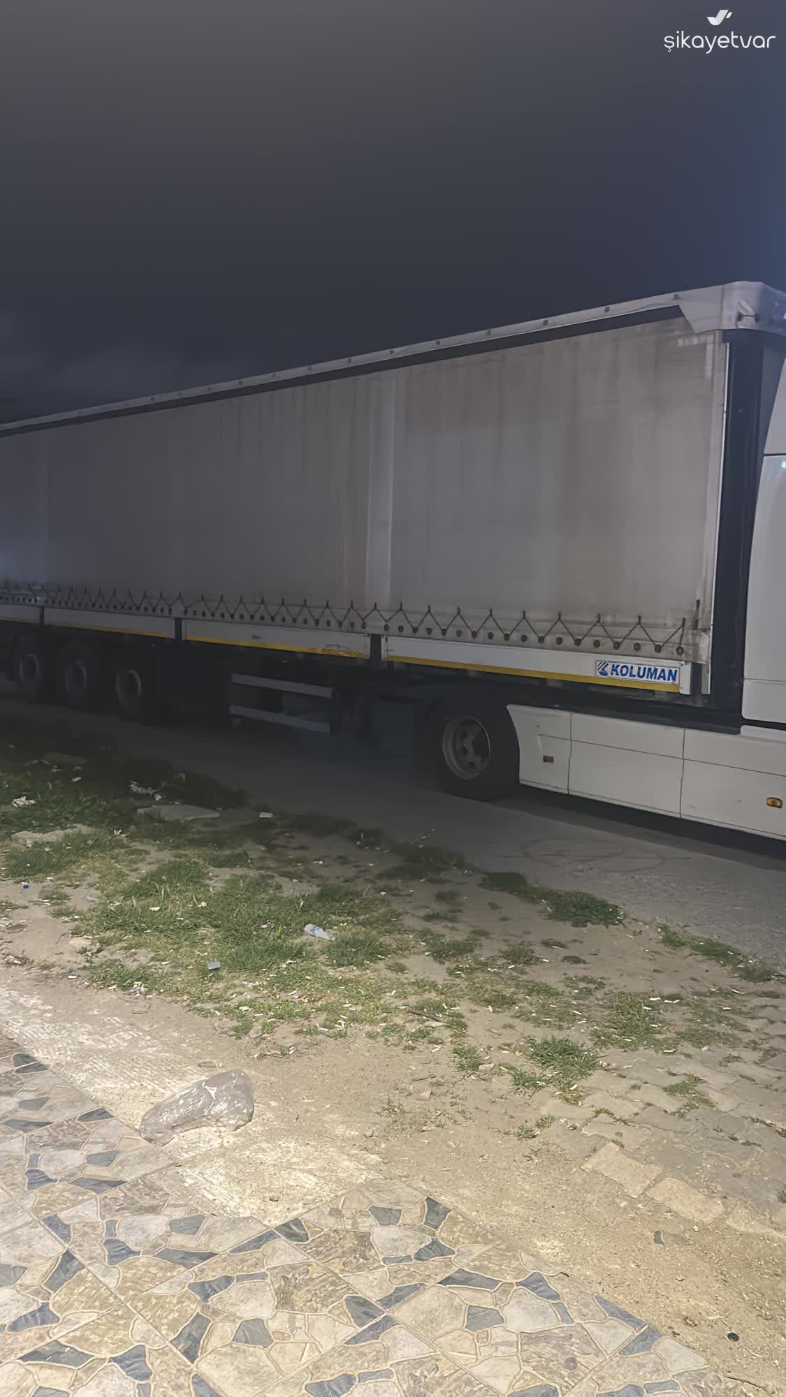 Emniyet Genel Müdürlüğü İş Yeri ve Bina Girişine Park Edilen Tır ...