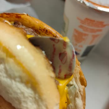 Trendyol Siparişte Soğuk Yemek Ve Plastik Sürprizi: Köfte Çiğ, Burgerde ...