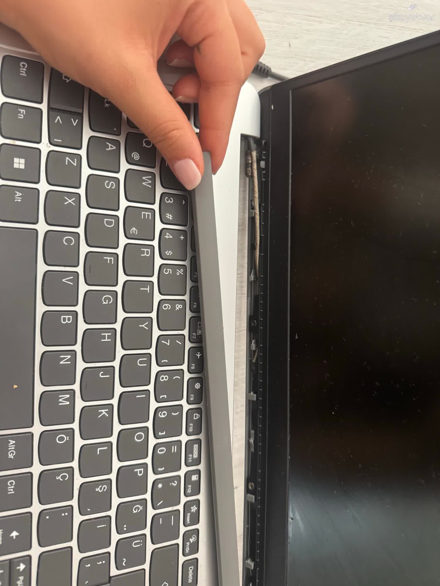 Lenovo Lenovo Laptop Ekran Çıtası Tekrar Kalkıyor - Şikayetvar