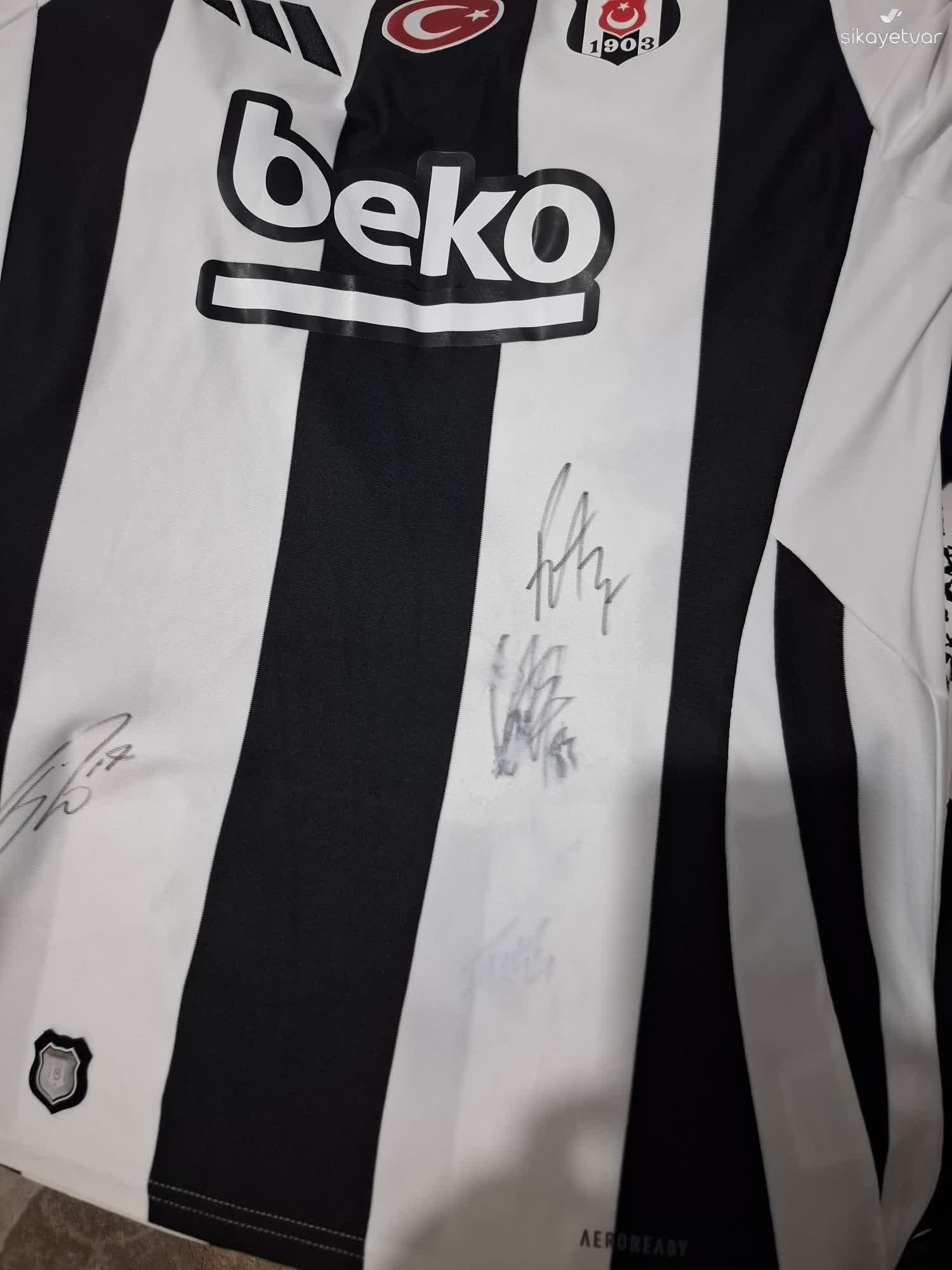 Kartal Yuvası Yıkanınca İmzaları Silinen Beşiktaş Formasına Yüksek ...