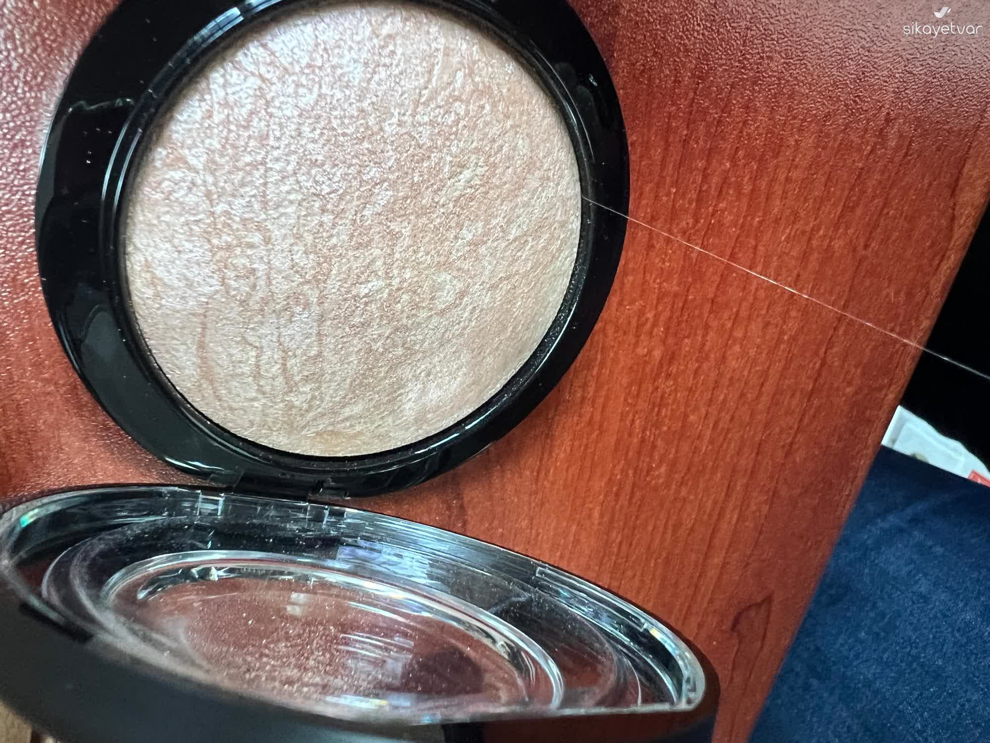 Mac Cosmetics Mac Highlighter Ordered Online Arrived With Hair Inside the Product - Xolvie