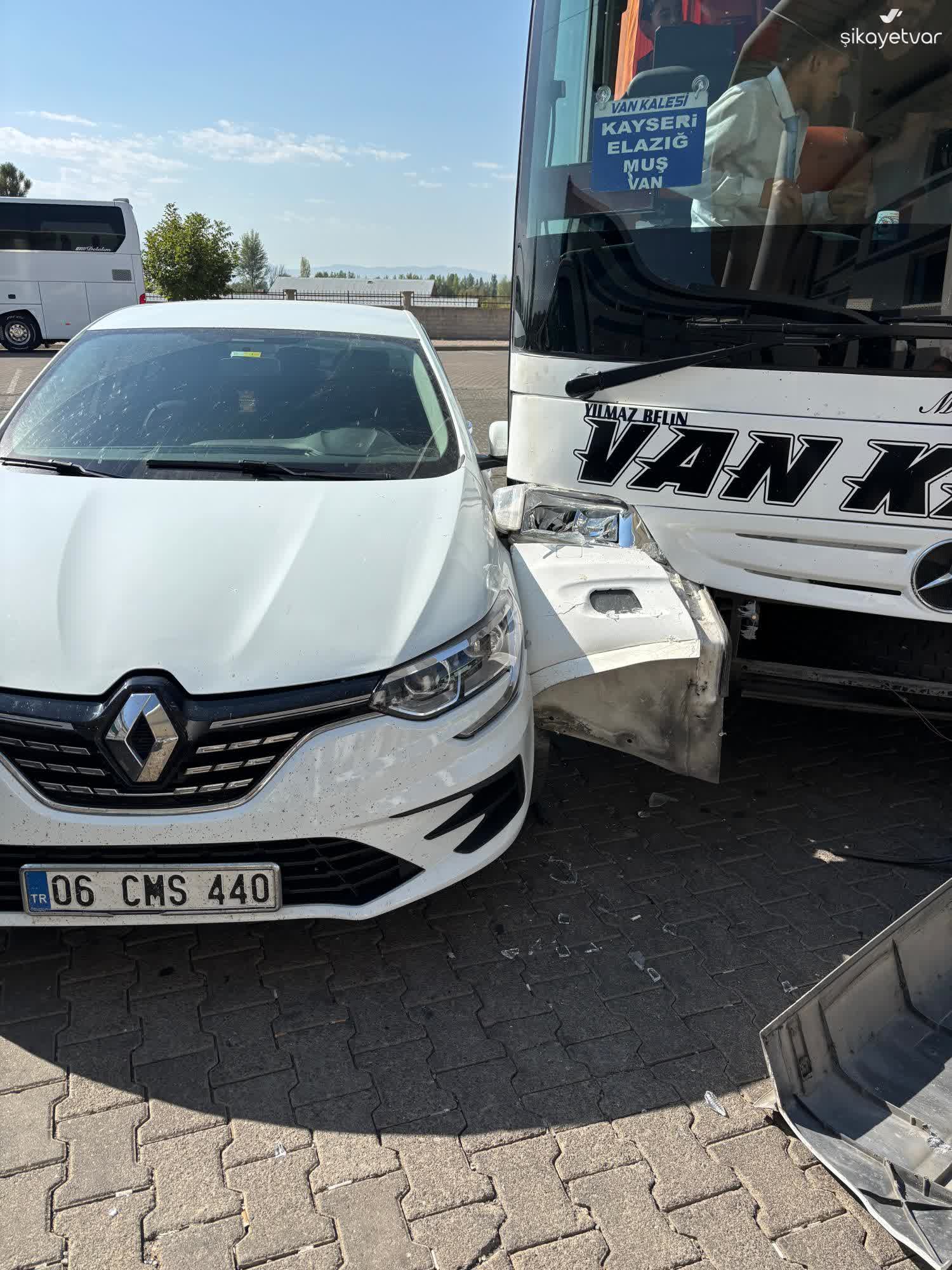 Van Kalesi Turizm Van Kalesi Firmasına Ait Otobüsün Çarptığı Kiralık ...