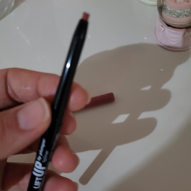 Flormar Lift Up Lip Plumper Lipliner Kuru Ve Parça Parça Kırıldı ...