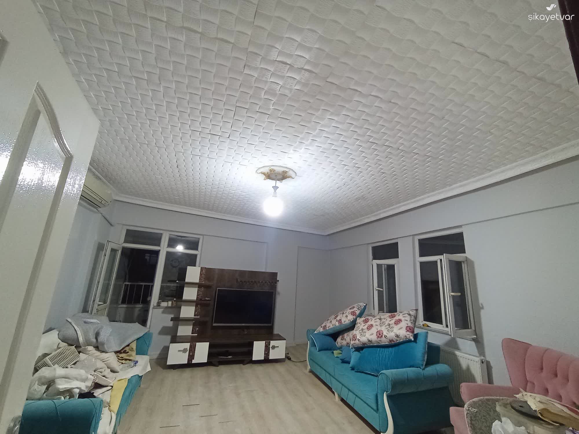 Marshall Pintura Marshall blanco con reflejo azul, reclamo por color ...