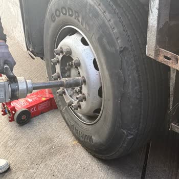 İstyatur Otobüs Lastiği Patlaması Metzingen Outlet Ziyaretini İptal ...